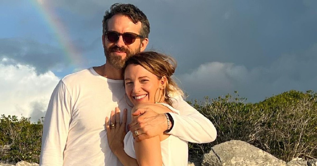 Ryan Reynolds And Blake Lively Pose For Romantic Beach Photo Internewscast Journal