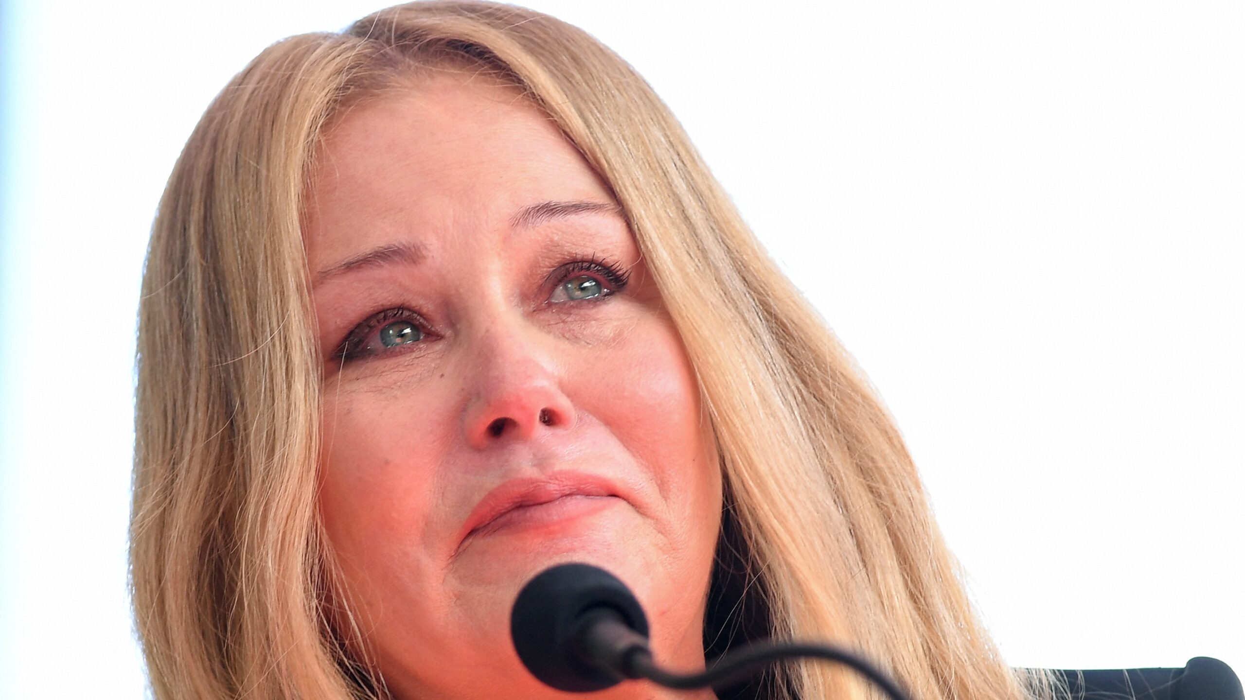 Christina Applegate Didnt Realize Signs Of Ms While Working On Netflix