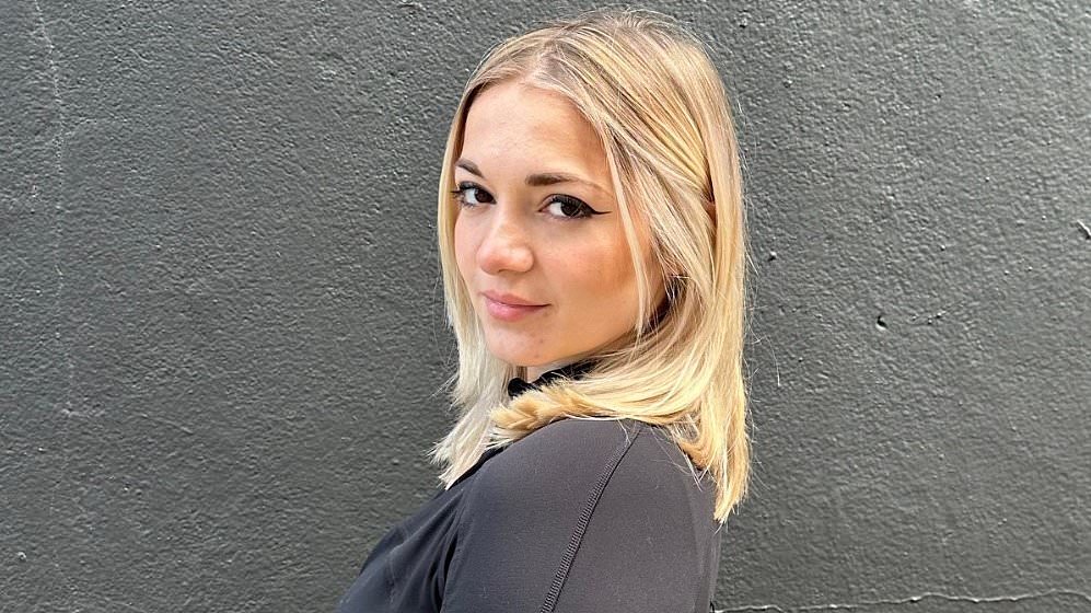 Influencer faces backlash for complaining about child using airplane ...