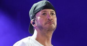 Luke Bryan fans outraged as singer suffers facial injury during concert ...
