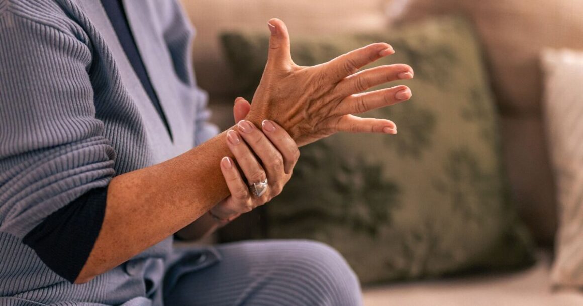 12 Signs of Walking Pneumonia in Adults: How to Identify this Subtle ...