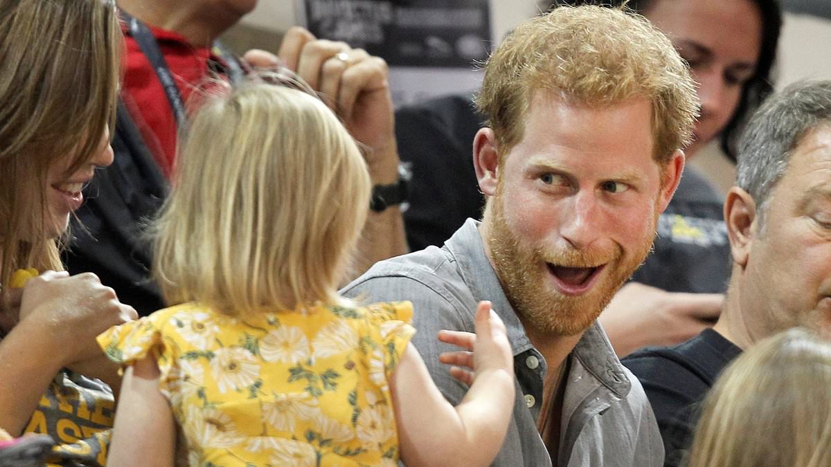 Prince Harry's Composed Reaction to a Toddler Sampling His Meal ...